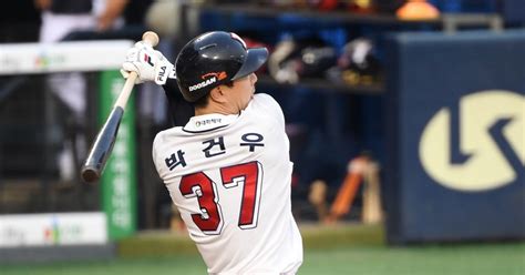 포토 박건우 선취 1타점 2루타