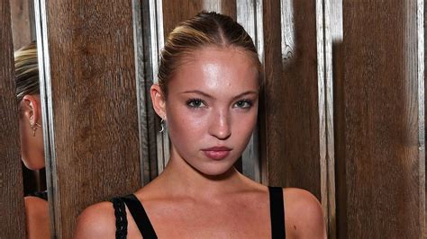 Lila Moss Inherits Her Supermodel Mum S Smoking Habit As She Puffs A Cigarette At London Fashion