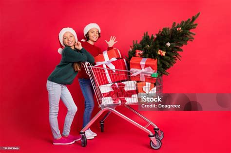 밝은 빨간 색 배경을 통해 고립 된 구매를 들고 두 좋은 쾌활한 친구 우정의 전체 길이 몸 크기 보기 2명에 대한 스톡 사진 및 기타 이미지 Istock