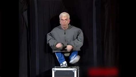 男子演绎小矮人滑稽表演嗨翻全场真是太搞笑了 综艺 魔术 好看视频