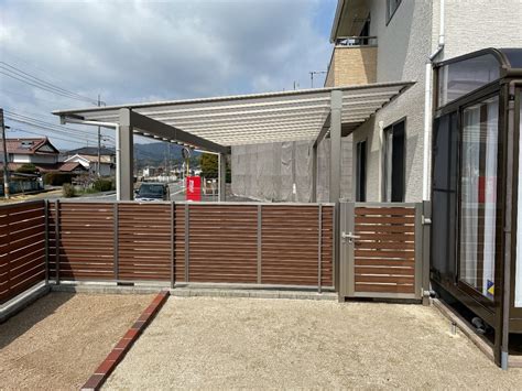 ｶｰﾎﾟｰﾄ目隠しﾌｪﾝｽ門扉芝張り カーポートは雨の吹き込みを防ぎフェンスと門扉でプライバシーの確保 若田緑地建設