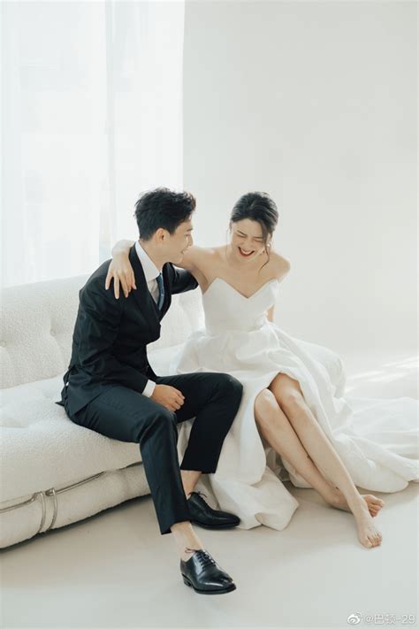男才女貌！津门虎前锋巴顿个人社媒晒照：迟到的婚纱照 直播吧