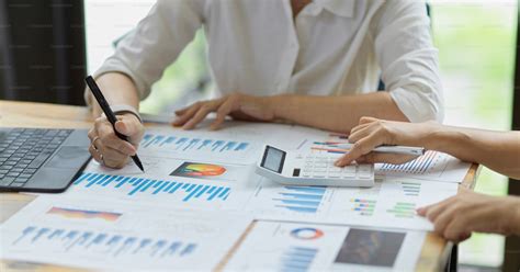 회계사 팀은 신제품 출시의 고정 및 가변 비용을 추정합니다 팀워크 브레인스토밍 사진 Unsplash의 성공 이미지