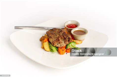 쇠고기 스테이크 검은 Peper 육즙 스프 요 혼합 야채 감자 흰색 바탕에 케첩 구이 0명에 대한 스톡 사진 및 기타 이미지