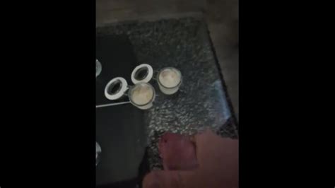 Шлюха любит играть со спермой поэтому спрашивает незнакомца может ли она получить его Более