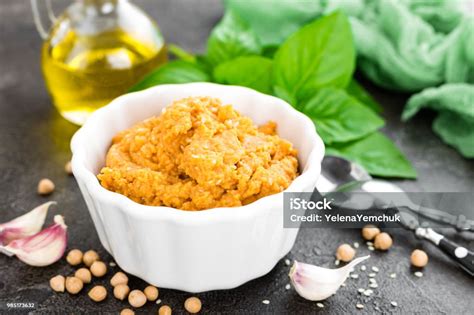 후 머 스입니다 파프리카 참 깨 소금 마늘 Tahini 레몬 주스와 올리브 오일으로 신선한 수 제 후 머 스 병아리콩 그릇에 후 머 스 딥 소스에 대한 스톡 사진 및 기타