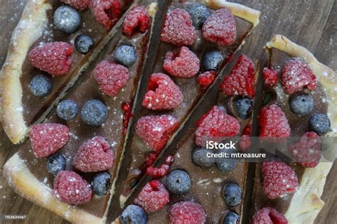 홈메이드 초콜릿 피자 타르트 신선한 라즈베리 블루베리와 슈가 헤이즐넛 초콜릿으로 채워진 구운 피자 크 러스트와 베리 숲 과일 라즈베리 딸기 열매를 얹어 맛 있는 푸딩