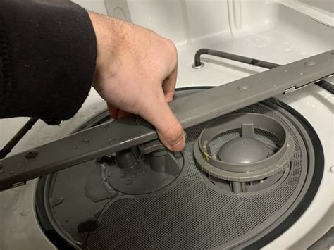 Снятие и очистка разбрызгивающего рычага посудомоечной машины Whirlpool Hd01