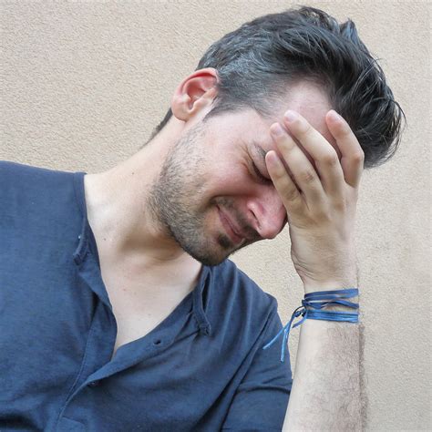 무료 이미지 손 사람 머리 남성 초상화 푸른 귀 팔 표정 헤어 스타일 수염 근육 닫다 인간의 몸 코 눈 안경 영상 오르간 불행한 상호