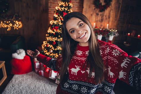 쾌활하고 사랑스러운 여자가 새해 인쇄 스웨터를 입고 셀카를 찍는 사진 크리스마스 이브 아파트 실내 사진 촬영 이미지 캡처에 대한 스톡 사진 및 기타 이미지 Istock