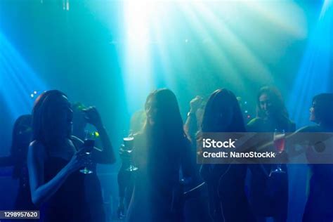 디스코 나이트 클럽에서 댄스하는 사람들의 실루엣 이미지 무대에서 Dj의 음악 2021년에 대한 스톡 사진 및 기타 이미지 2021년 Dj Live Event Istock