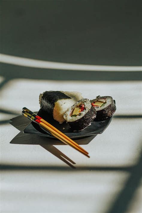 가정식 그림자 노리 떡 라이프스타일 레스토랑 스타일 맛 맛있는 먹는 문화 미니멀리스트 미식가 변덕스러운 조명 별미 사시미 상쾌한 세계 각국의