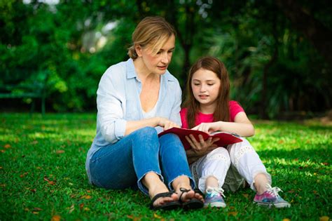 편안 하 게 행복 한 어머니 그리고 야외 공원에서 딸 아이 부모와 자식 개념입니다 2명에 대한 스톡 사진 및 기타 이미지 2명 가족 공부 Istock