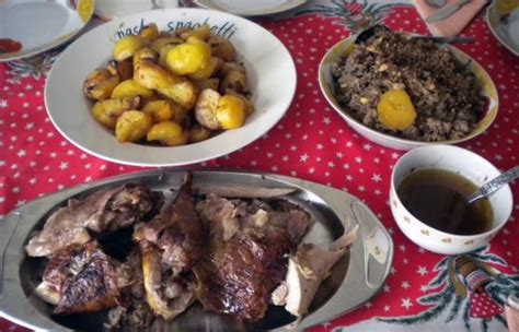 Συνταγή ΧΡΙΣΤΟΥΓΕΝΝΙΑΤΙΚΗ ΓΑΛΟΠΟΥΛΑ ΓΕΜΙΣΤΗ ΜΕ ΠΑΤΑΤΕΣ ΣΤΟ ΦΟΥΡΝΟ