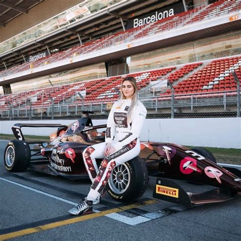 Lola Lovinfosse Rappresenta Charlotte Tilbury Nella F1 Academy