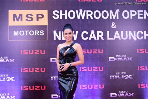 ပရိသတ်တွေကြား အရမ်းကို ဟော့ဖြစ်သွားစေတဲ့ Sexy ဆန်ဆန် အမိုက်စားဝတ်စုံနဲ့ ပွဲတက်လာခဲ့တဲ့ မင်းသမီး