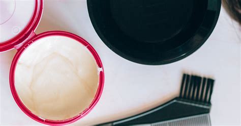 개인 미용 검은 그릇 검정과 빨강 대리석 테이블 대리석 표면 도구 머리 머리 빗는 솔 머리 색소 머리 염색 물품 미용 장비 미용 절차 미용 치료