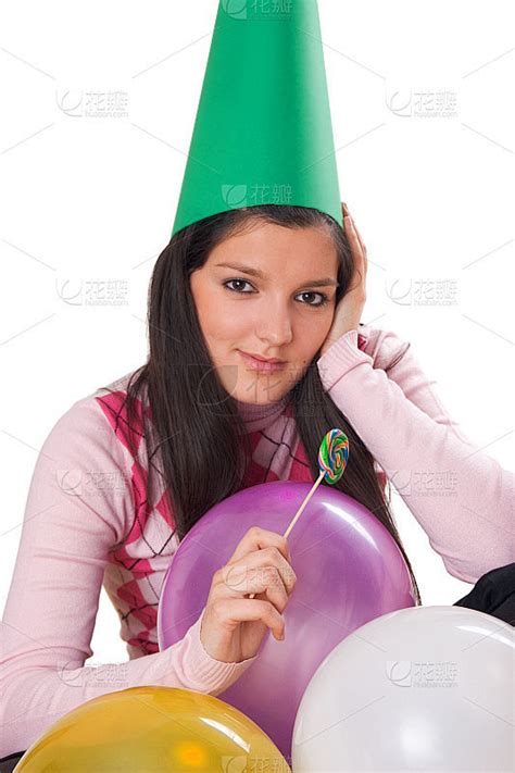 小女孩在庆祝她的生日