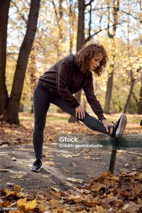 공원에서 조깅하기 전에 벤치에서 스트레칭하는 생강 여자의 전체 길이 가을에 대한 스톡 사진 및 기타 이미지 가을 건강한 생활방식 결심 Istock