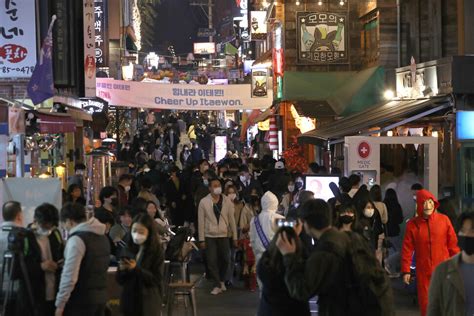 [포토] 코로나19속에서 핼러윈데이 맞은 이태원 거리