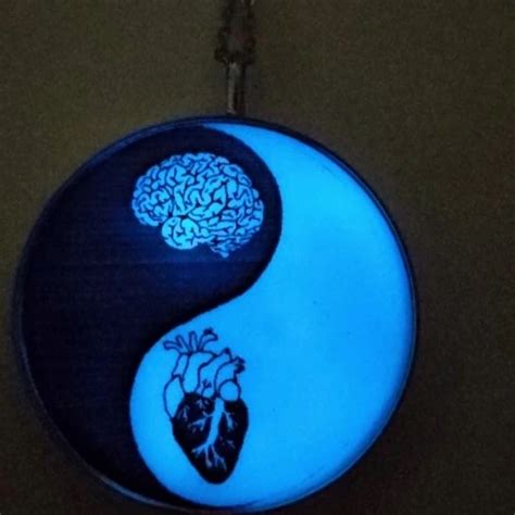 خرید و قیمت گردنبند یین و یانگ شبتاب طرح مغز و قلبزمان ساخت ۵۸ روز