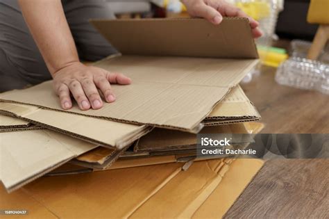 가정 재활용 에코 제로 폐기물 개념 재활용 종이 상자를 사용하는 남자 재활용 가능한 원료로 만든 갈색 판지 상자 친환경 포장을 쌓아줍니다 갈색에 대한 스톡 사진 및 기타