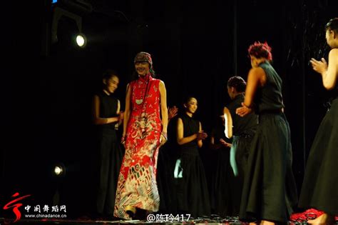 杨丽萍新舞剧《十面埋伏》首演谢幕高清图 Powered By Discuz