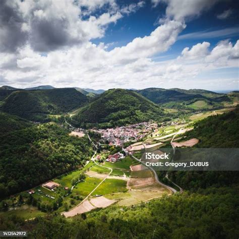 Bugey Alps 산에있는 Cerdon의 와인 마을이있는 Ain 계곡의 프랑스 목가적 인 풍경 전원 장면에 대한 스톡 사진 및 기타 이미지 Istock