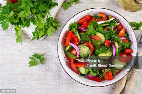 붉은 양파 파프리카 후추 파슬리를 곁들인 토마토와 오이 샐러드 비건 음식 다이어트 메뉴 맨 위 보기 플랫 레이 건강한 식생활에 대한 스톡 사진 및 기타 이미지 Istock