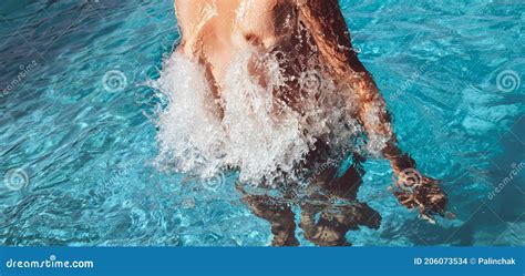 Mulher Nua Na Piscina Foto De Stock Imagem De Divertimento 206073534