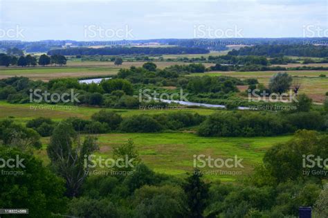 들판 초원 목초지 잔디가 보이는 넓은 언덕 꼭대기에서 볼 수 있으며 폴란드의 여름에 볼 수 있는 호수와 숲과 황무지의 울창한 패치가 결합되어 있습니다 0명에 대한 스톡 사진