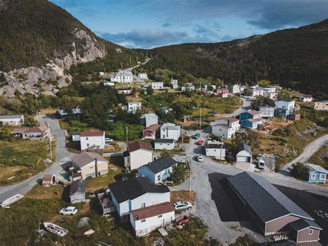 집 밖의 Hill Village 경치 경치 좋은 전망 고요한 고요한 환경 고향 공동체 생활 교외 교외의 굴곡 도로 그림 같은 풍경 녹지 농촌의