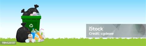 쓰레기통 잔디 바닥에 쓰레기 봉투 플라스틱 폐기물 많은 쓰레기 봉투 비닐 많은 쓰레기 병 종이 상자와 유리 플라스틱 빨대 쓰레기 봉투 플라스틱 더미 쓰레기 폐기물 및 복사