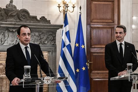 Μακρόν καλεί Χριστοδουλίδη στο Παρίσι