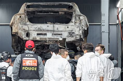 인천 화재 전기차 합동감식 찾은 벤츠 관계자들 뉴스1