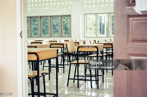 학교 개념 돌아가기 학교 빈 교실 젊은 학생 중 등 교육의 인테리어 없이 고등학교 태국에서 공부 하는 수업을 위한 강의실 책상 및의 자 철 나무 가구에 대한 스톡 사진 및