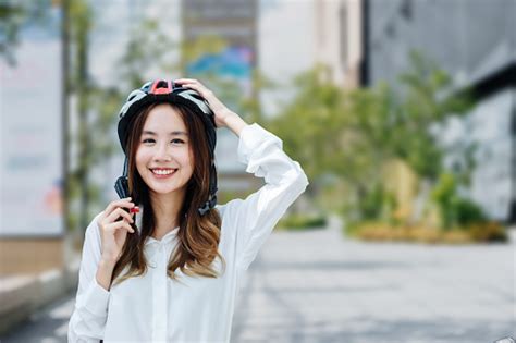 헬멧을 쓰고 자전거를 들고 도시 거리에 서서 전화를보고있는 젊은 아시아 사업가 18 19세에 대한 스톡 사진 및 기타 이미지 18 19세 거리 건강한 생활방식