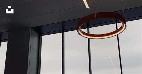 Un Luminaire Circulaire Suspendu à Un Plafond Photo Photo Lignes Gratuite Sur Unsplash