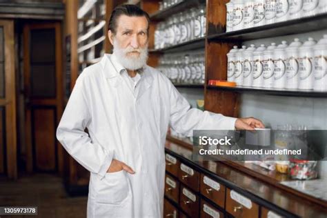 사람 의료 약국 개념 쾌적한 전문 성숙한 수염 남자 약사의 실내 초상화 흰색 코트를 입고 아름다운 오래된 약국 인테리어에서 포즈 건강관리와 의술에 대한 스톡 사진 및 기타