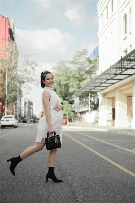 ကိုယ်ဝန်ဆောင်ထားရတာတောင် ဖက်ရှင်အလန်းတွေနဲ့ ပေါ့ပေ့ါပါးပါးပို့စ်တွေမျိုးစုံပေးကာ အရင်ကထက်တောင