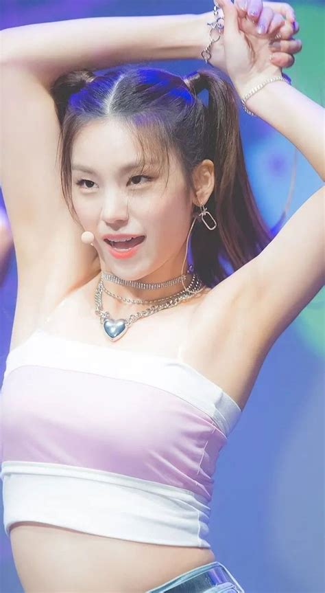 Bikini Poses Blackpink Jennie Itzy Fascinator Kpop Girls Armpits