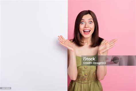 의 사진 놀람 긍정적 인 숙녀 기뻐 저렴한 가격 세련된 옷 컬렉션 빈 공간 고립 된 핑크 색상 배경 20 24세에 대한 스톡 사진 및 기타 이미지 Istock