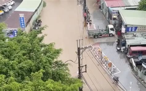 午後雷雨襲新北！土城區永豐路「整條變河流」 一片土黃色畫面曝 生活 Nownews今日新聞