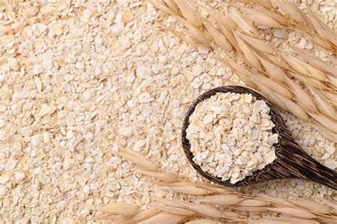 귀리 배경이 있는 나무 숟가락에 담긴 귀리 플레이크 오트밀 뮤즐리 또는 죽의 식품 성분 0명에 대한 스톡 사진 및 기타 이미지 0명 갈색 건강한 식생활 Istock