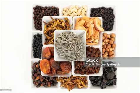 흰색 배경에 사각형 흰색 그릇에 말린 과일의 다양한 종류의 그룹 0명에 대한 스톡 사진 및 기타 이미지 0명 건강한 식생활 건조한 Istock