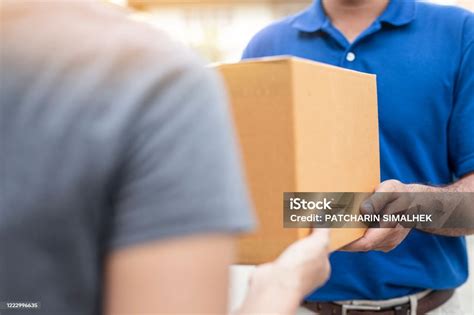배달원에서 종이 용기의 배달 상자를 수락 하는 여자 손 배달 개념 2명에 대한 스톡 사진 및 기타 이미지 2명 가방 격리 Istock