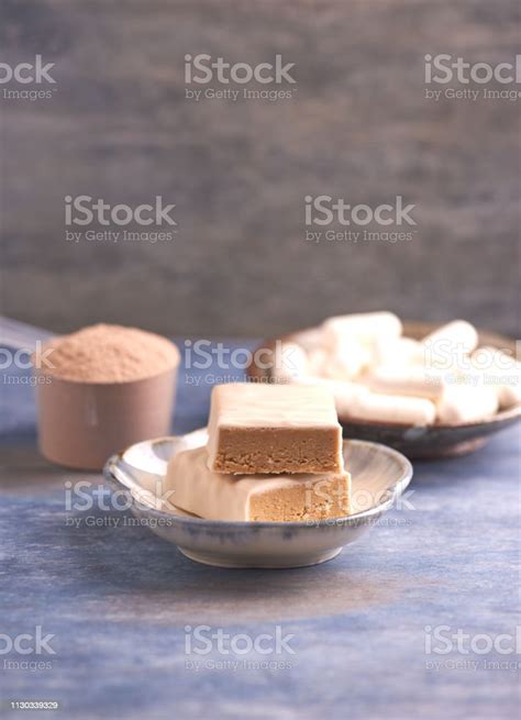 2 피스 단백질 바 크 레 아 틴 캡슐 및 스 쿱 소박한 나무 배경에 보디 빌딩 식품 보충 복사 공간 0명에 대한 스톡 사진 및 기타 이미지 Istock