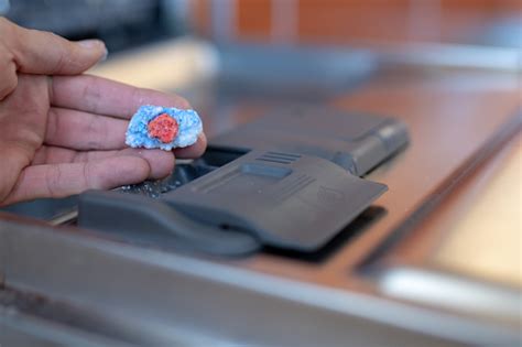 분말 또는 부엌 식기 세척기에 태블릿을 위한 장소 주방 가전 제품 집에서 만든 가구에 도움이입니다 0명에 대한 스톡 사진 및 기타 이미지 Istock