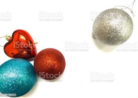 크리스마스 장식 흰색 배경에 고립입니다 화려한 공 및 심장에 흰색 배경 중심에 빈 공간이 있다 겨울에 대한 스톡 사진 및 기타 이미지 Istock