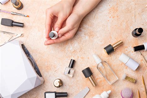 소녀는 손톱과 치료를위한 도구 배경에 매니큐어와 젤 폴란드어를 보유 가꿔주기에 대한 스톡 사진 및 기타 이미지 가꿔주기 깨끗한 디자인 Istock